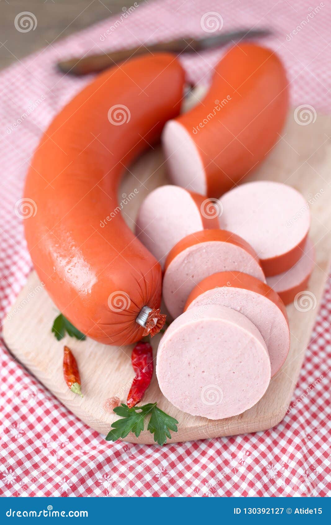 Duitse worst stock afbeelding. Image of tafelkleed, maaltijd - 130392127