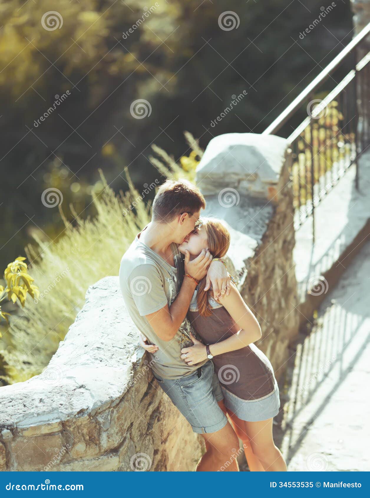 Dulce Pareja De Adolescentes BesÃ¡ndose Imagen de archivo - Imagen de ...