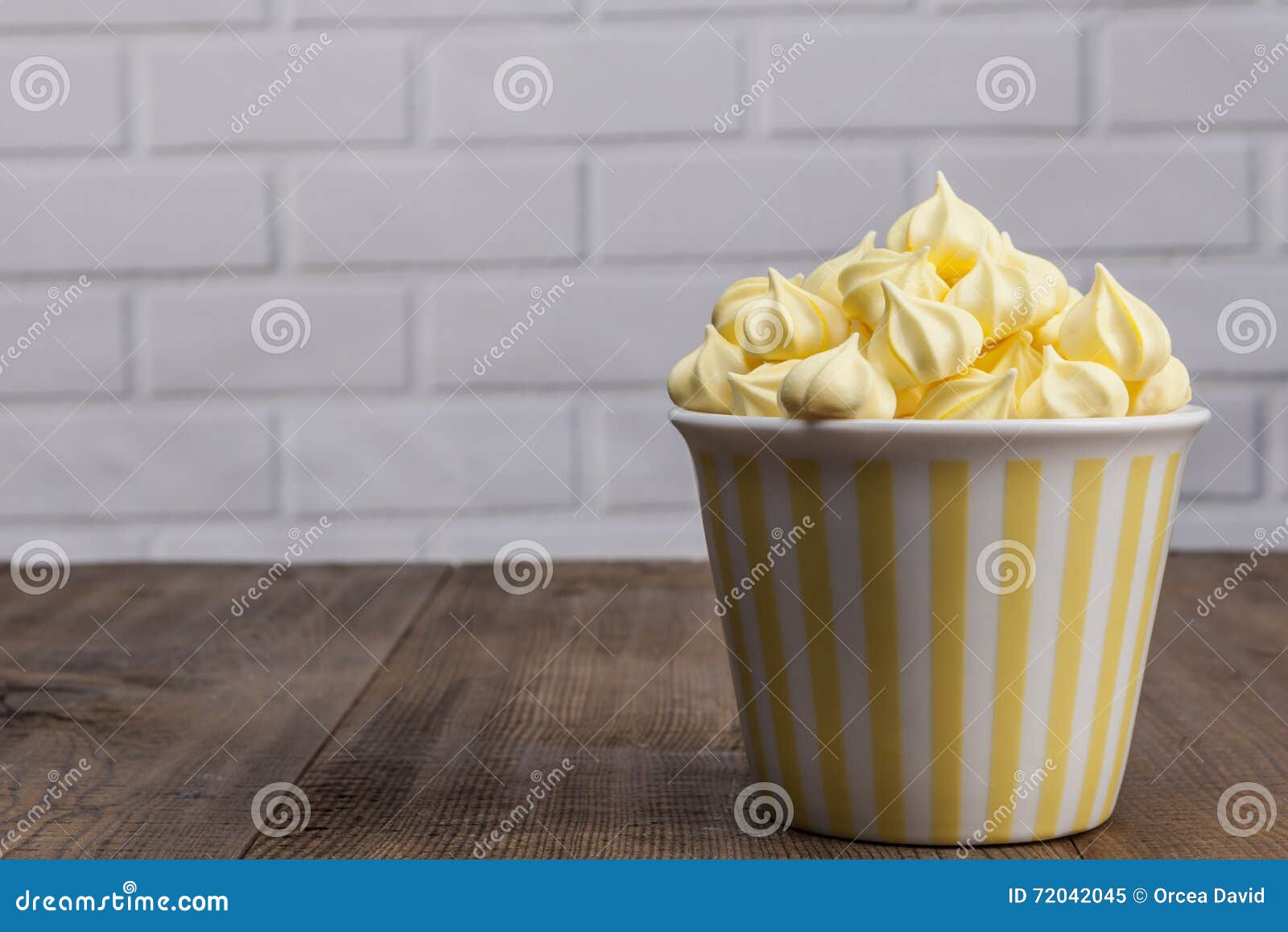 Dulces Amarillos En La Tabla Imagen de archivo - Imagen de agrietado ...