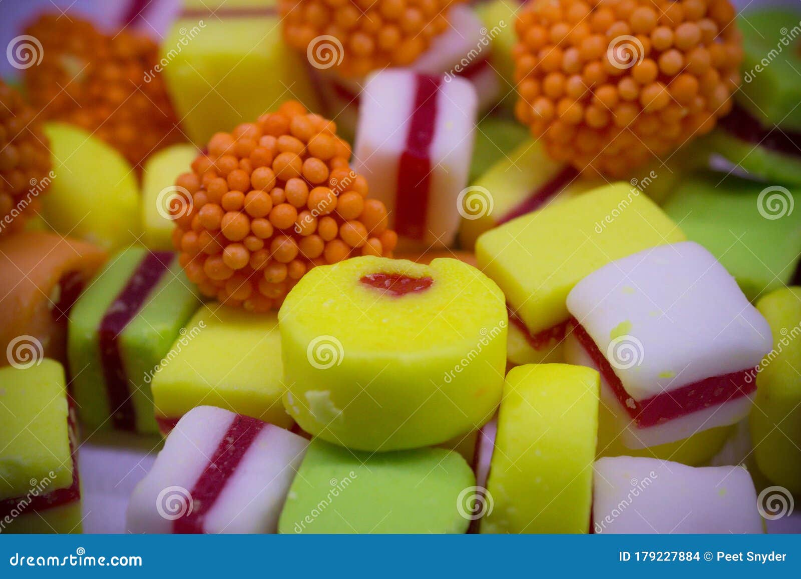 Dulces De Color Blanco Y Rojo Anaranjado Foto de archivo - Imagen de ...