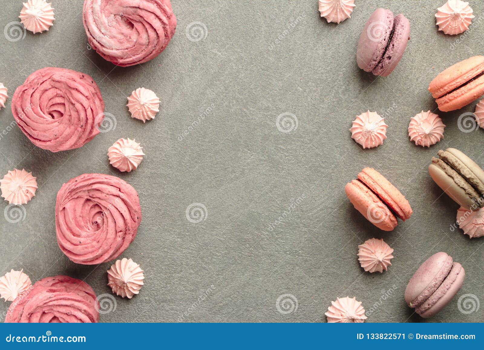 Dulces En Fondo Concreto Gris Imagen de archivo - Imagen de regalo ...