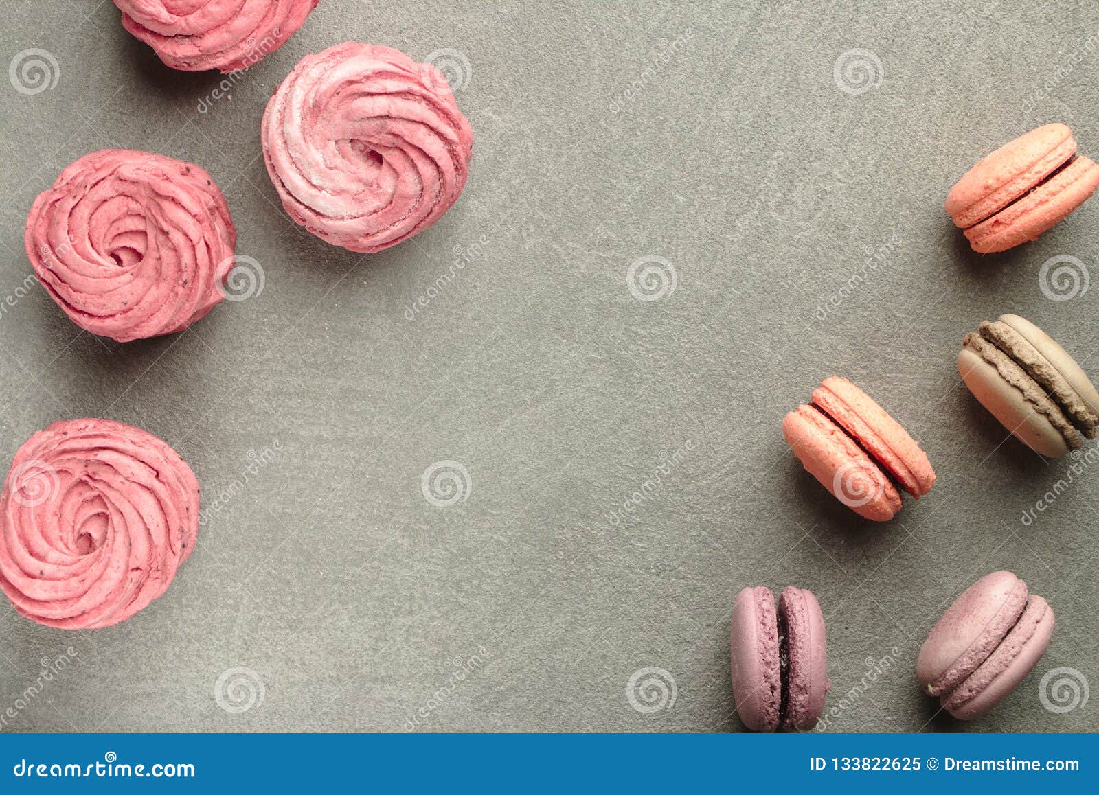 Dulces En Fondo Concreto Gris Imagen de archivo - Imagen de dulce, gris ...