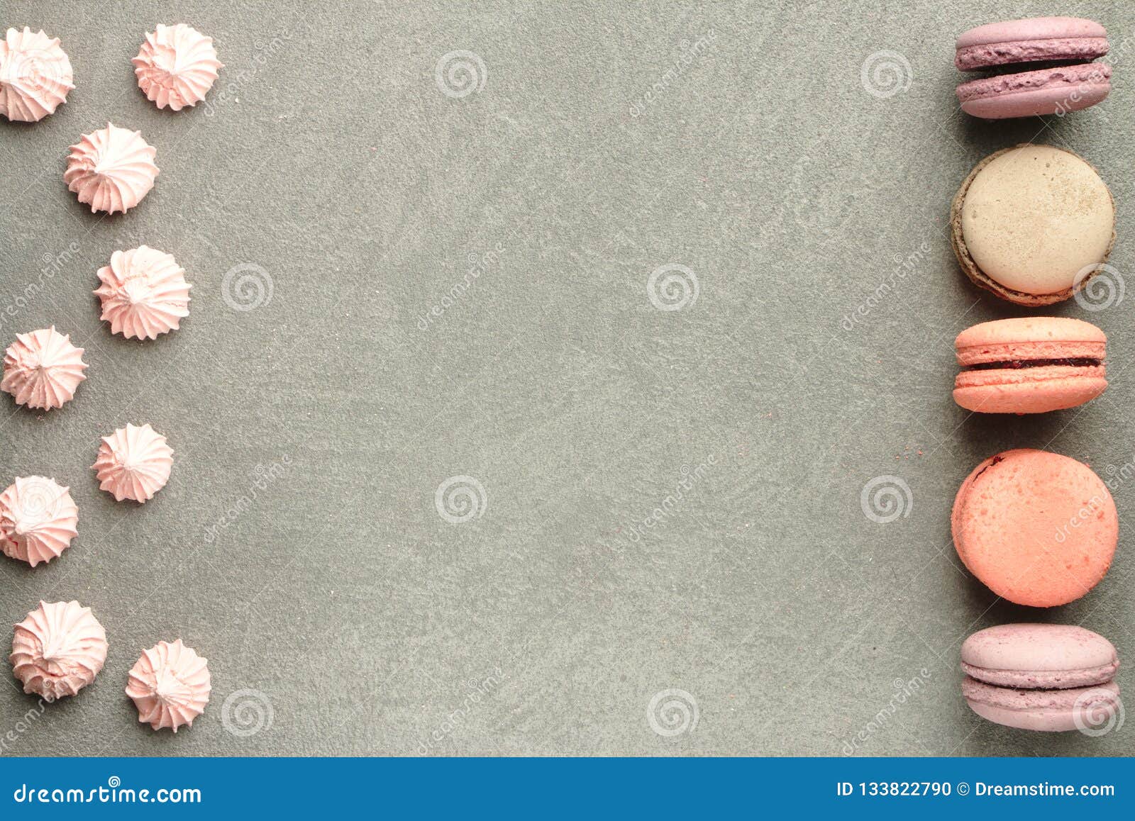 Dulces En Fondo Concreto Gris Foto de archivo - Imagen de postre ...