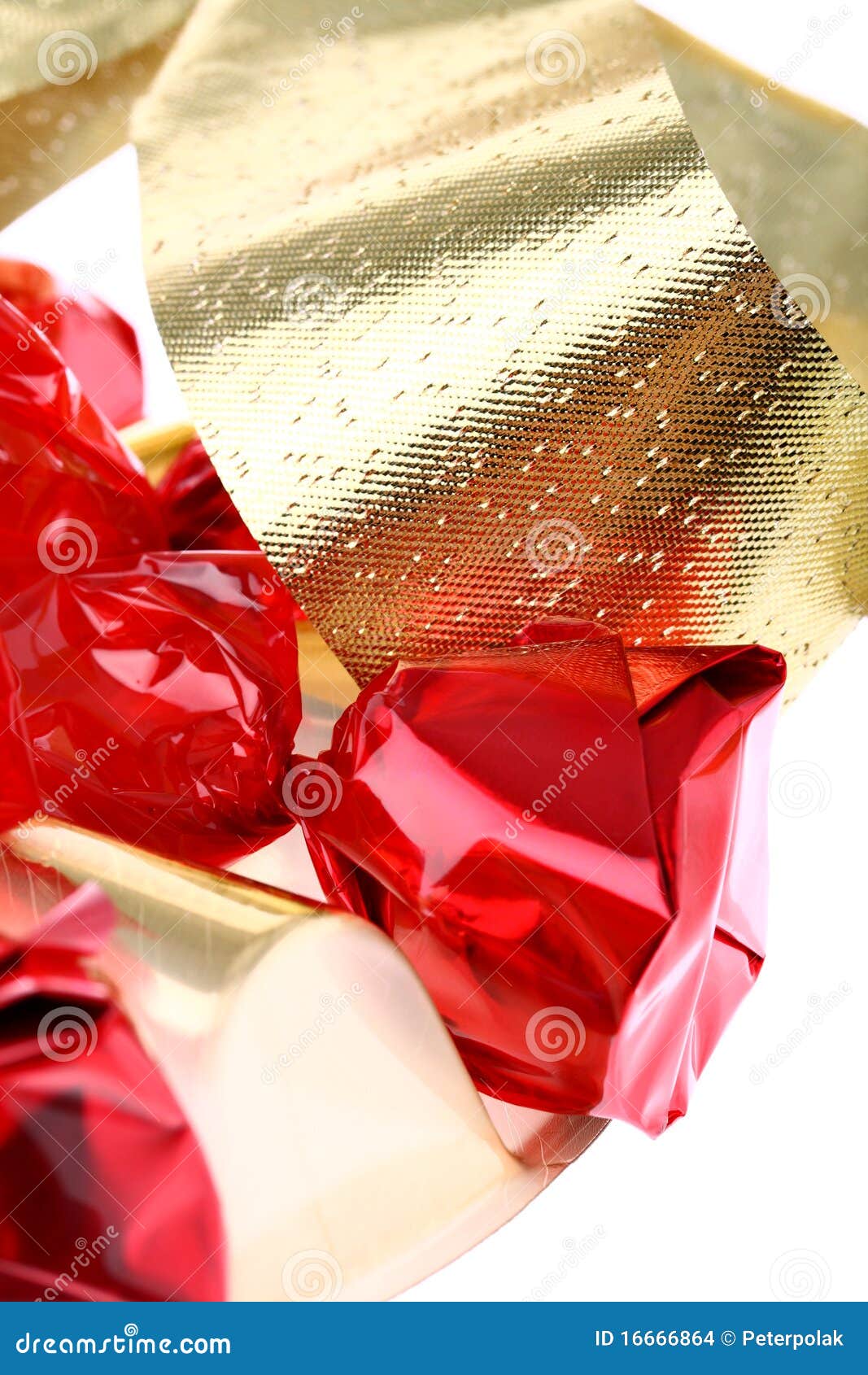 Dulces Rojos Con La Cinta De Oro Aislada En Blanco Foto de archivo ...
