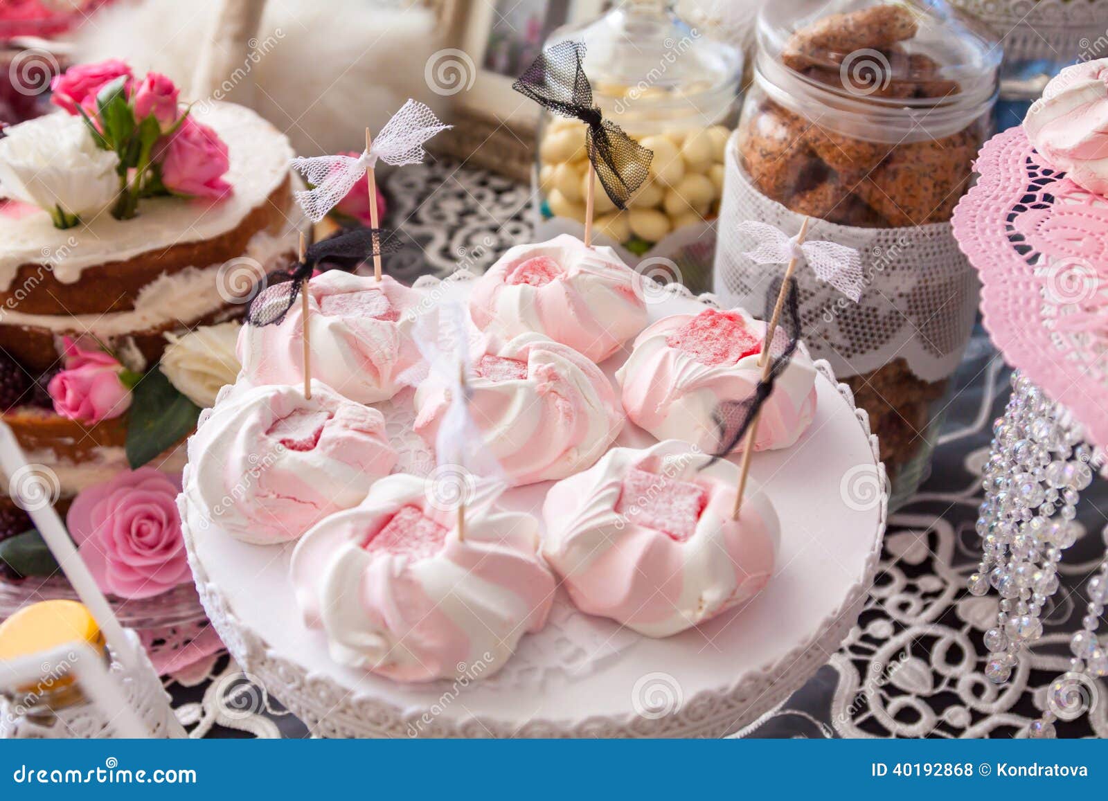 Dulces Rosados Para Un Partido Foto de archivo - Imagen de hornada ...