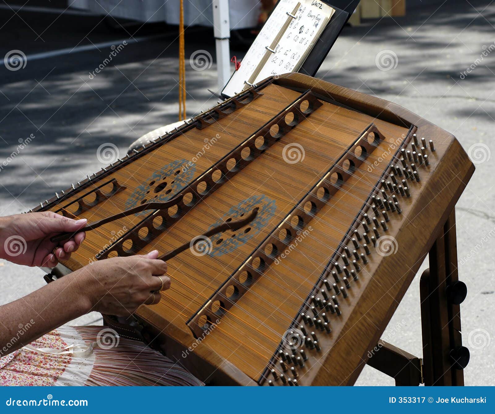 Dulcimer martellato immagine stock. Immagine di martellato - 353317