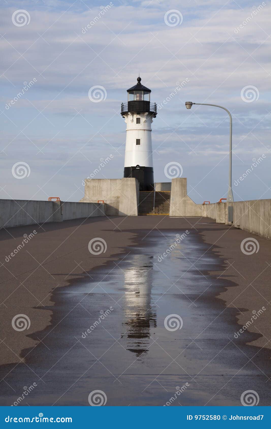 Duluth N Pier Lighthouse stock photo. Image of historic - 9752580