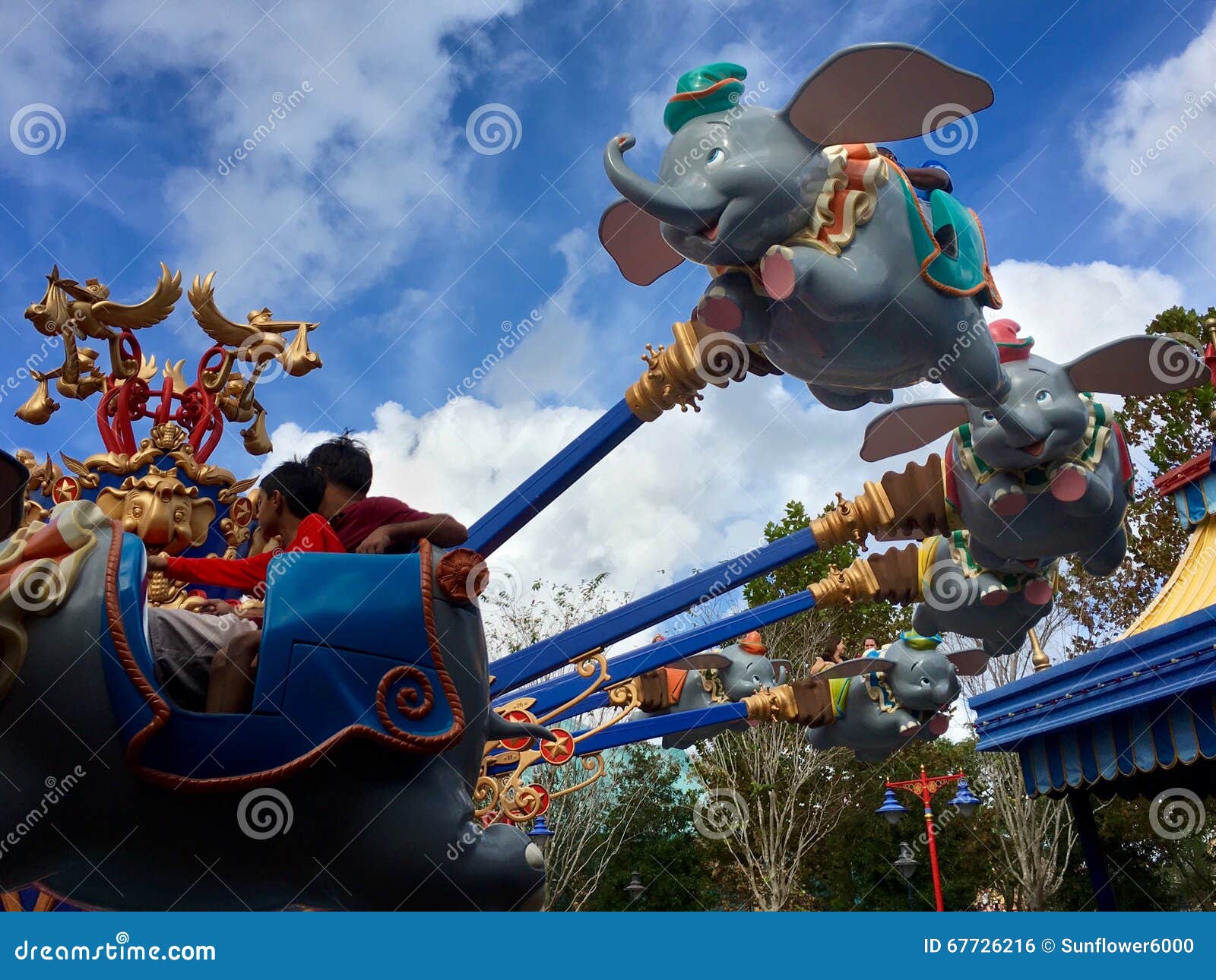 Dumbo der Fliegen-Elefant redaktionelles foto. Bild von kostüme - 67726216
