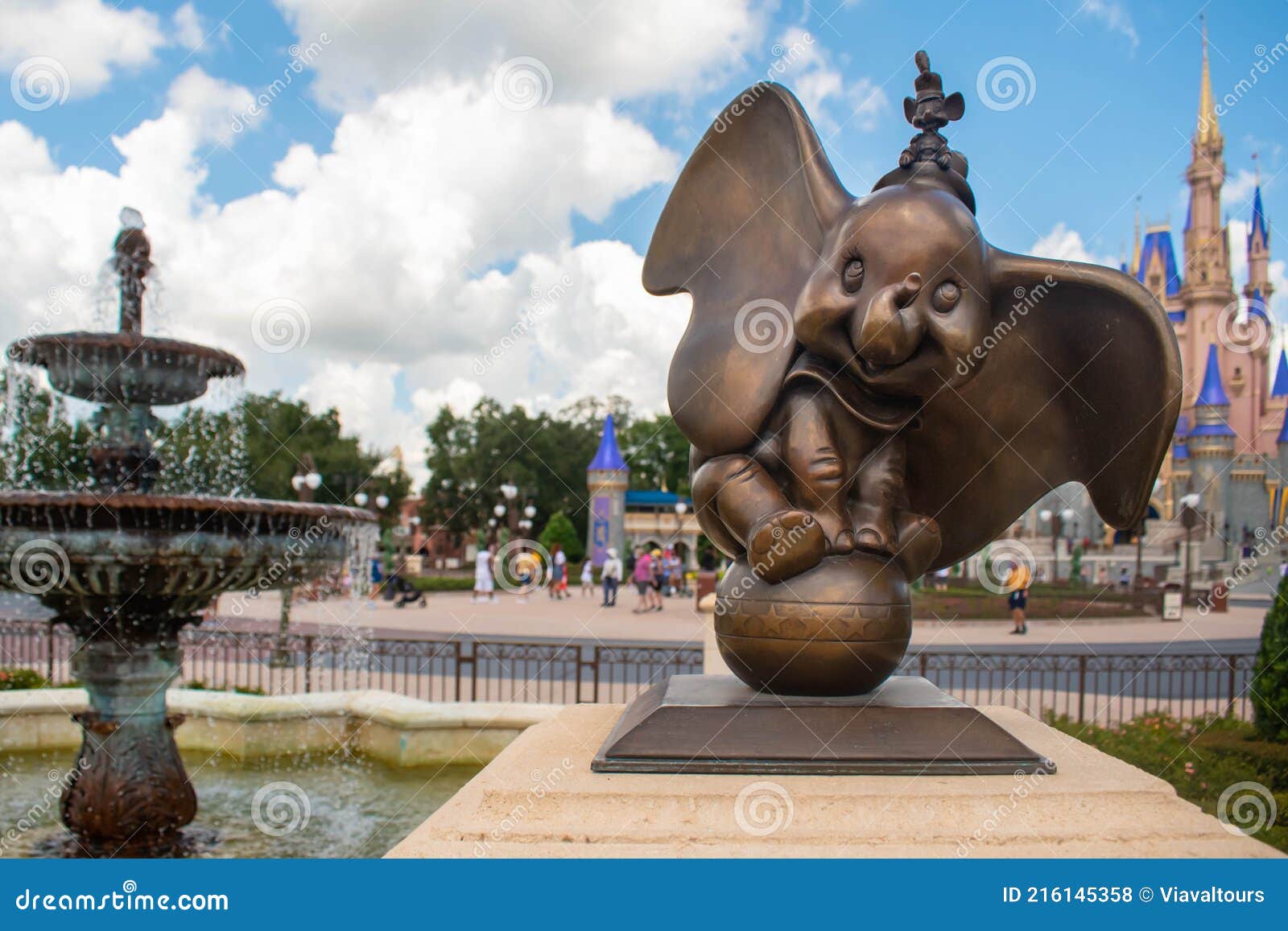 Dumbo Statue at Magic Kingdom 99 Editorial Stock Photo - Image of ...