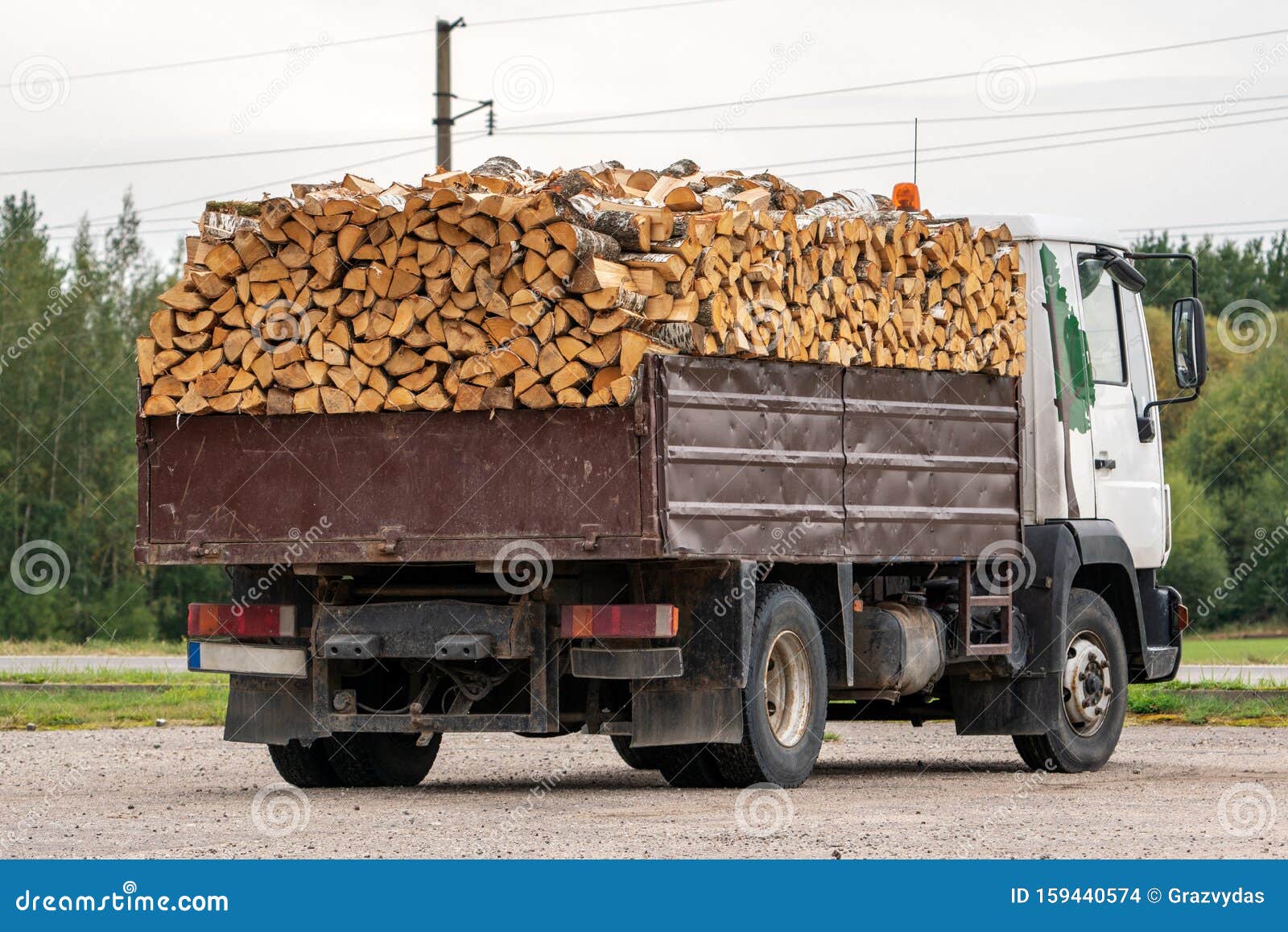 Dumpa lastbil full med ved arkivfoto. Bild av lantligt - 159440574