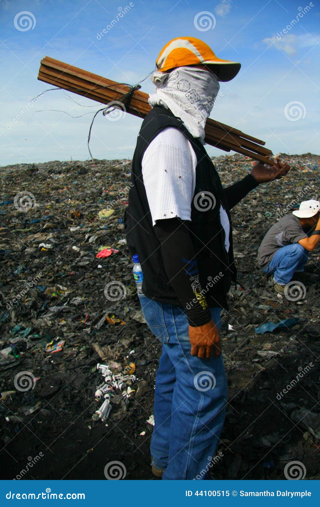 Dumpsite worker editorial image. Image of dumpsite, resource - 44100515