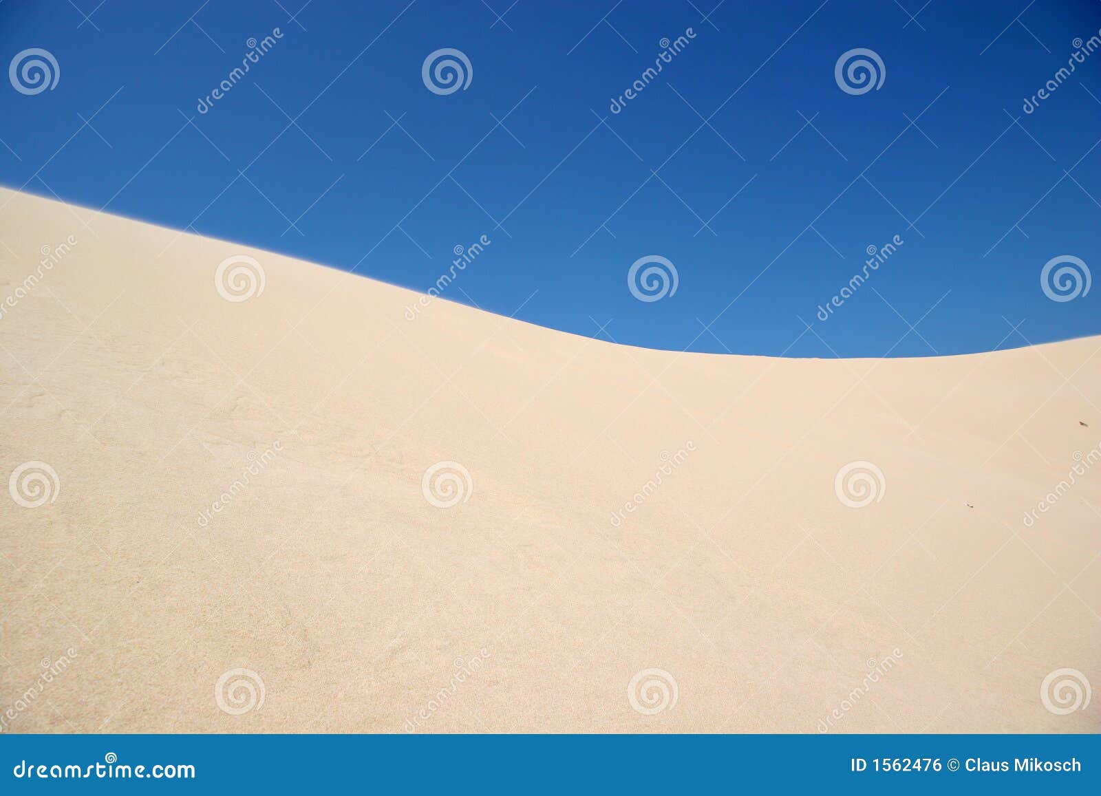 Duna de arena foto de archivo. Imagen de verano, azul - 1562476