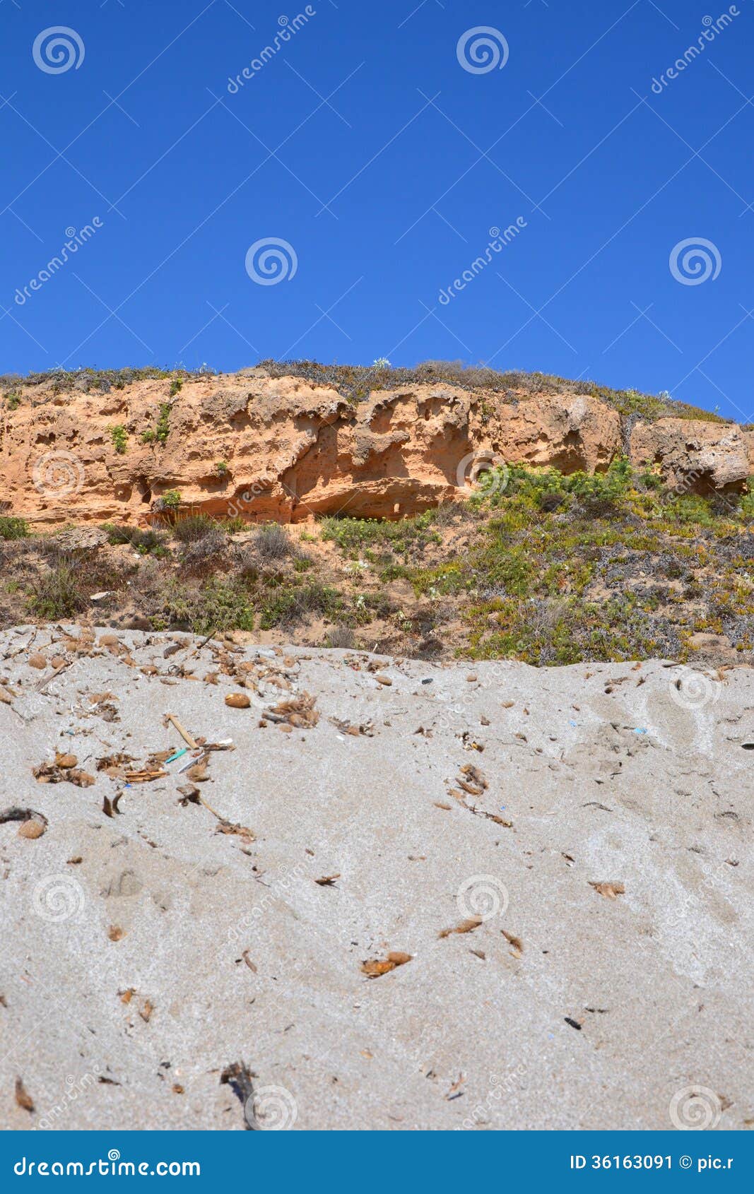 Duna De Arena Y Colina Rocosa Imagen de archivo - Imagen de texto ...