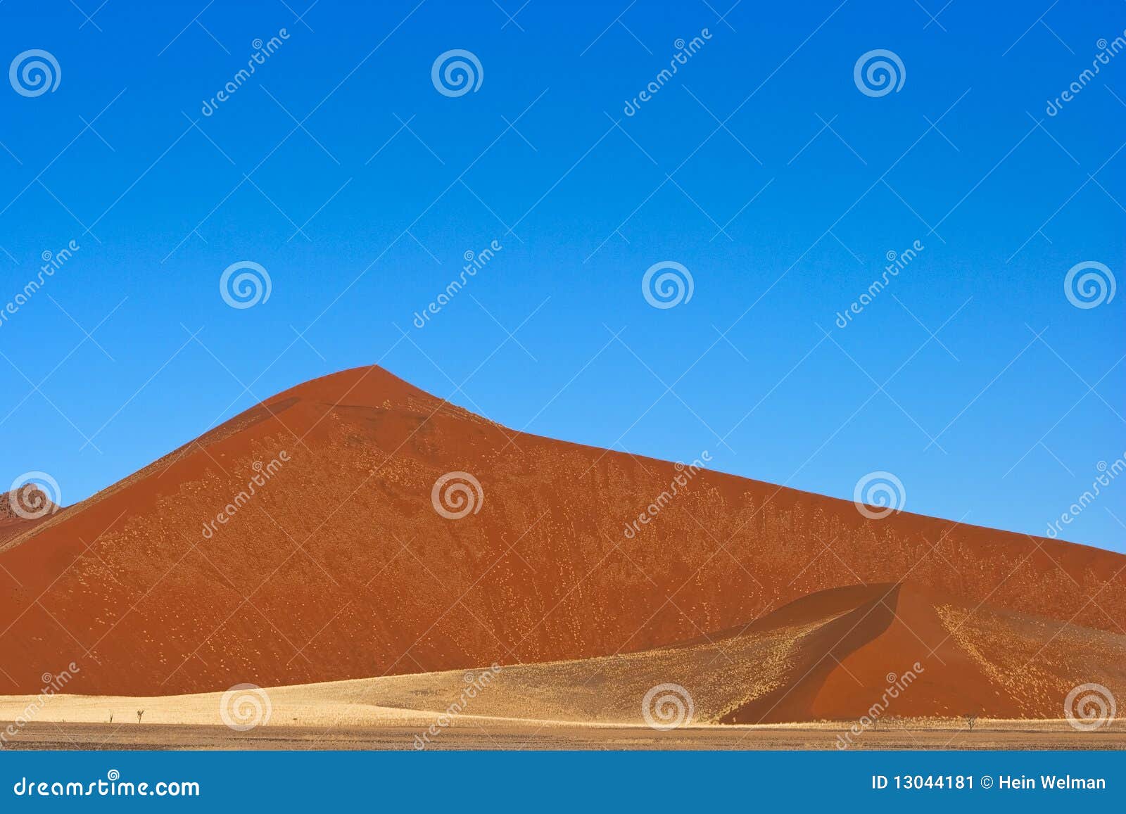 Dunas rojas imagen de archivo. Imagen de nafta, paisaje - 13044181