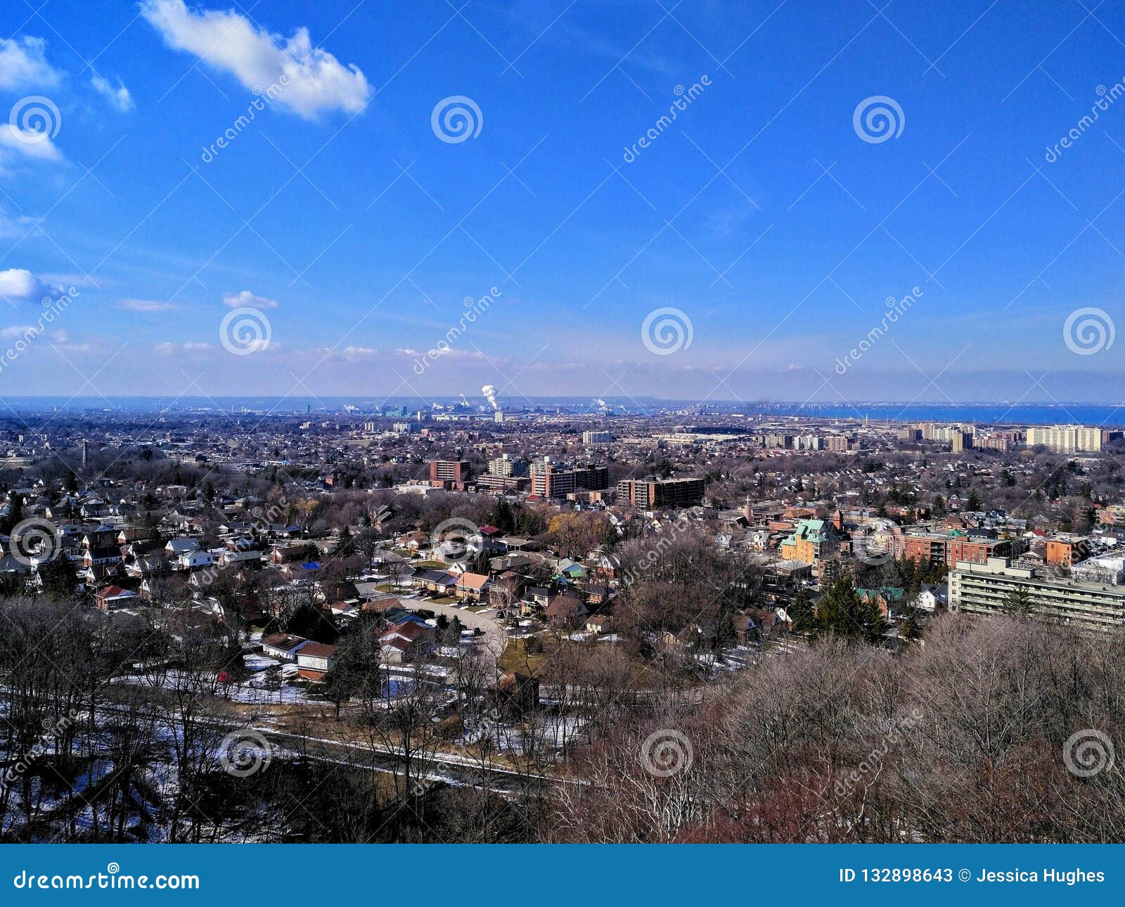 Dundas峰顶 库存图片. 图片 包括有 城镇, 峭壁, 蓝色, 天空, 视图, 云彩, 峰顶, 边缘 - 132898643