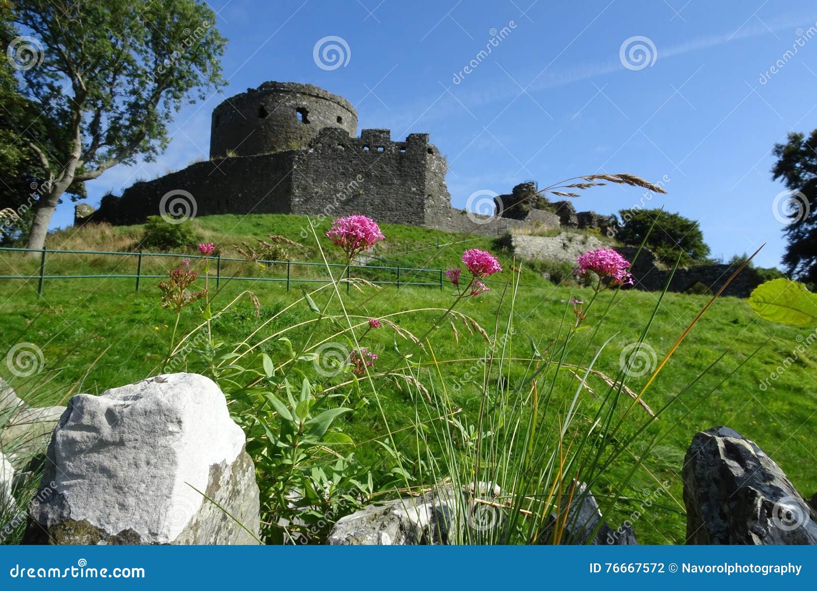 Dundrum Castle ruins editorial photography. Image of wall - 76667572
