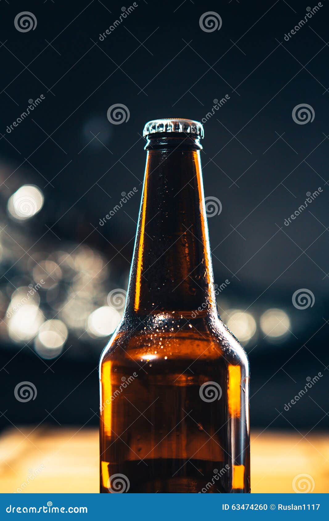 Dunkle Flasche Bier Auf Einem Unscharfen Hintergrund Stockfoto - Bild ...