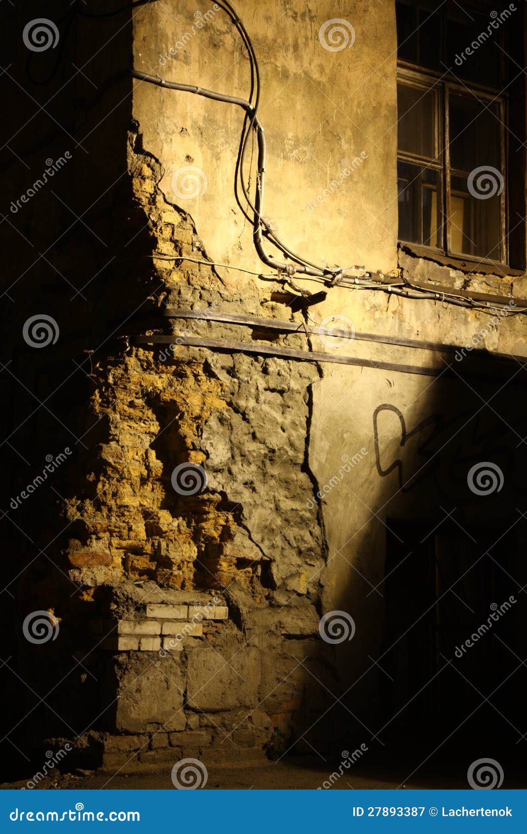 Dunkler Hof stockbild. Bild von dunkel, drähte, ruinen - 27893387