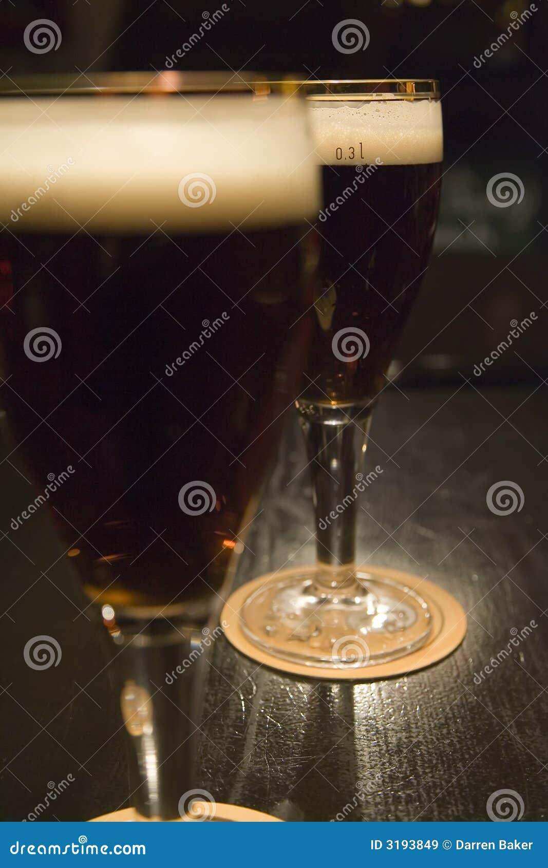 Dunkles Bier stockbild. Bild von gebräu, stab, trinken - 3193849