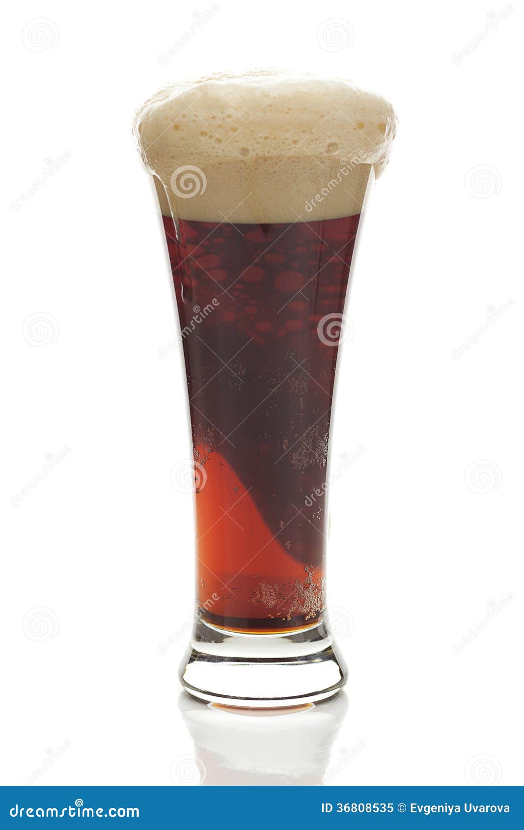 Dunkles Bier Mit Dem Schaum in Einem Hohen Glas Stockbild - Bild von ...