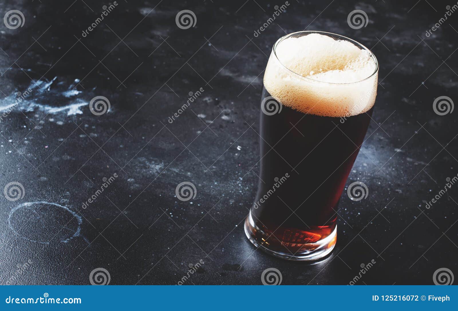 Dunkles Englisches Bier, Ale Oder Stout Wird in Glas, Dunkle Bar C ...