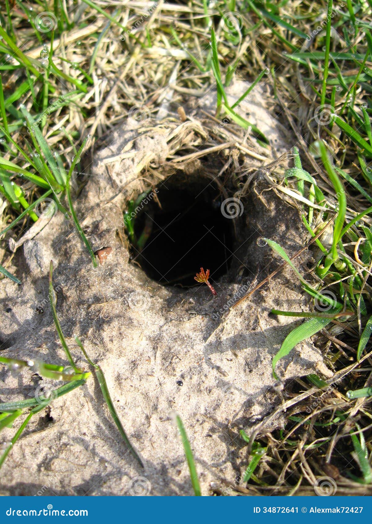 Dunkles Loch im Boden stockbild. Bild von farbe, loch - 34872641