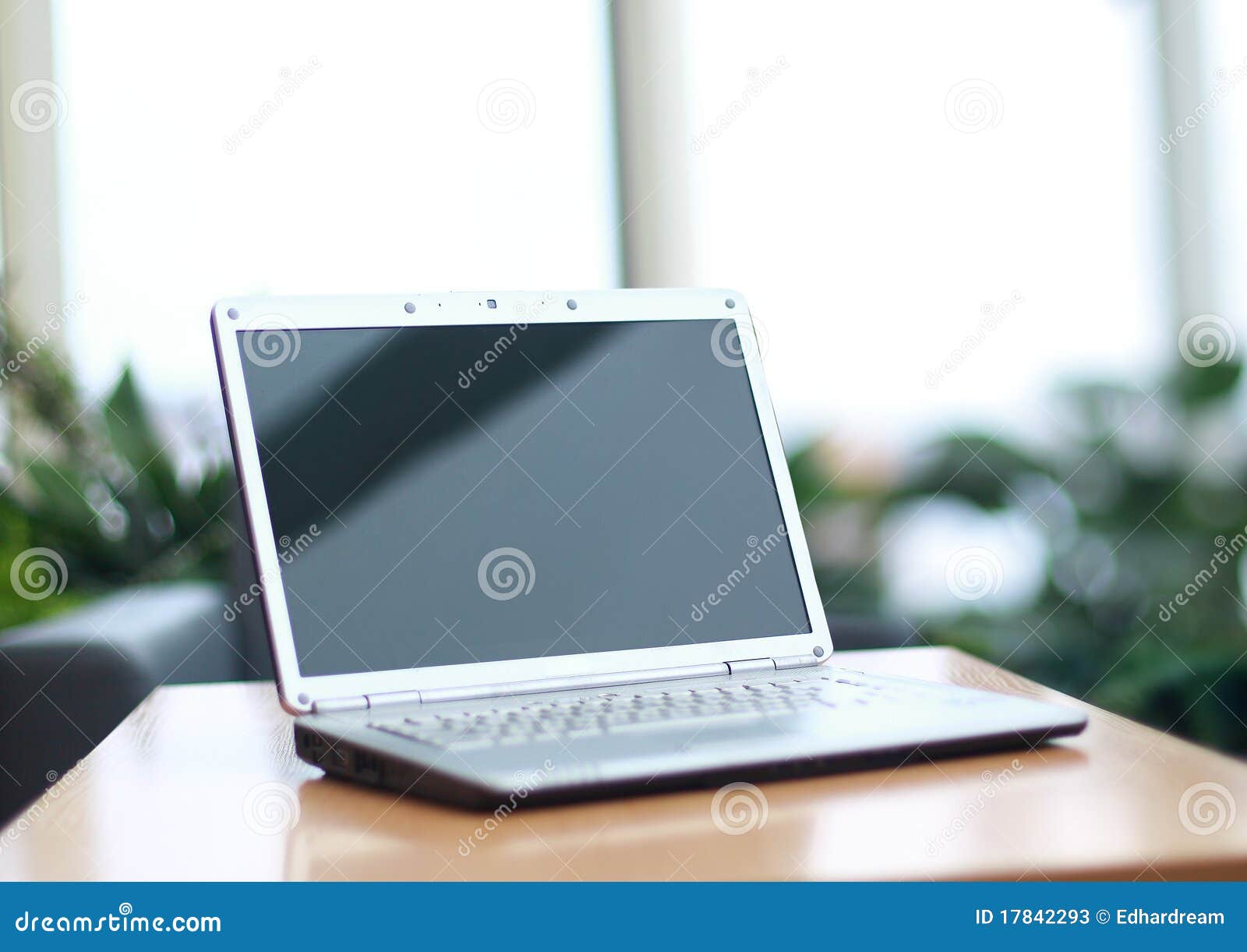 Dunne laptop op bureau stock afbeelding. Image of creatief - 17842293