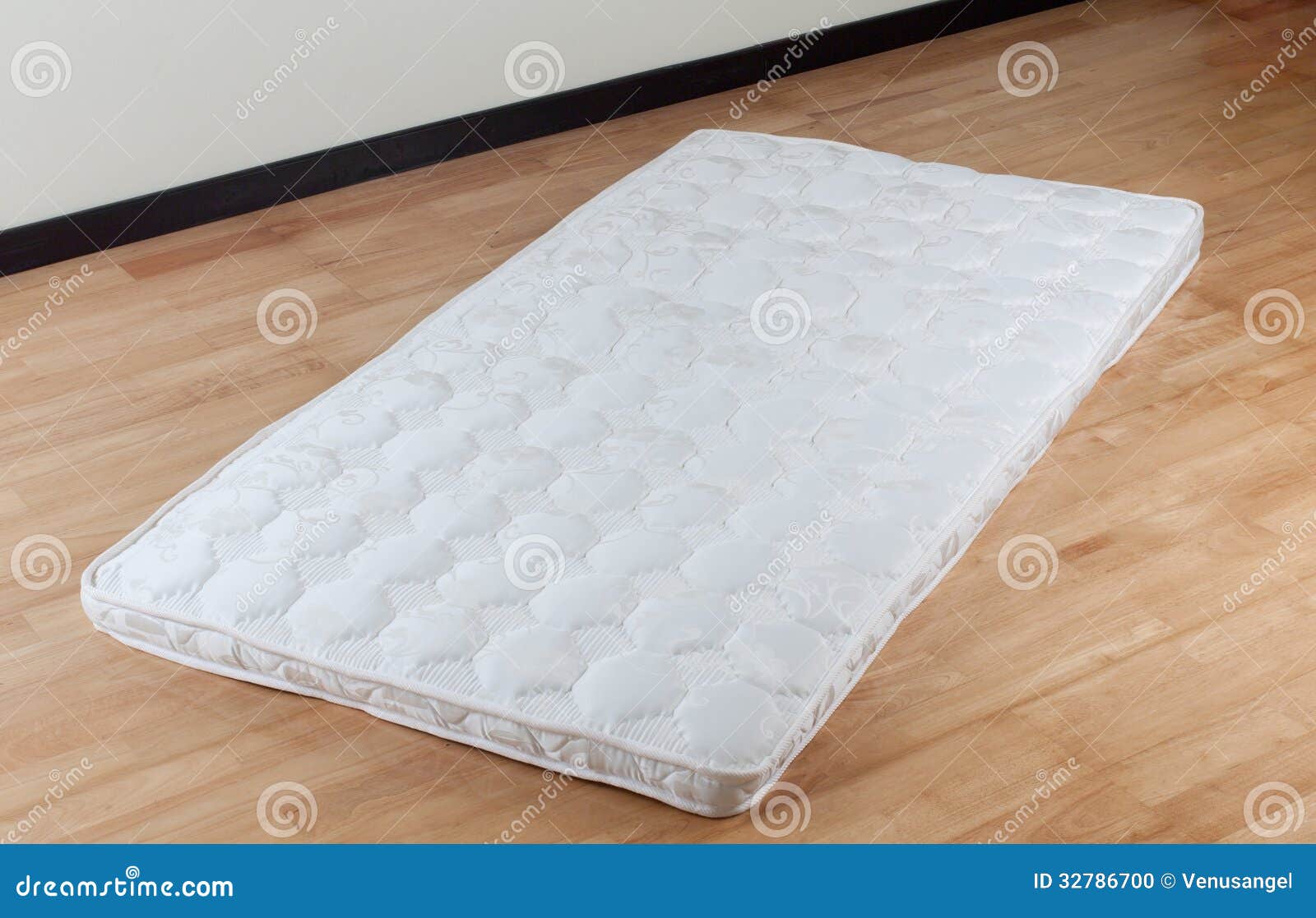 Dunne Matras Op Houten Vloer Stock Foto - Image of zachtheid, houten ...