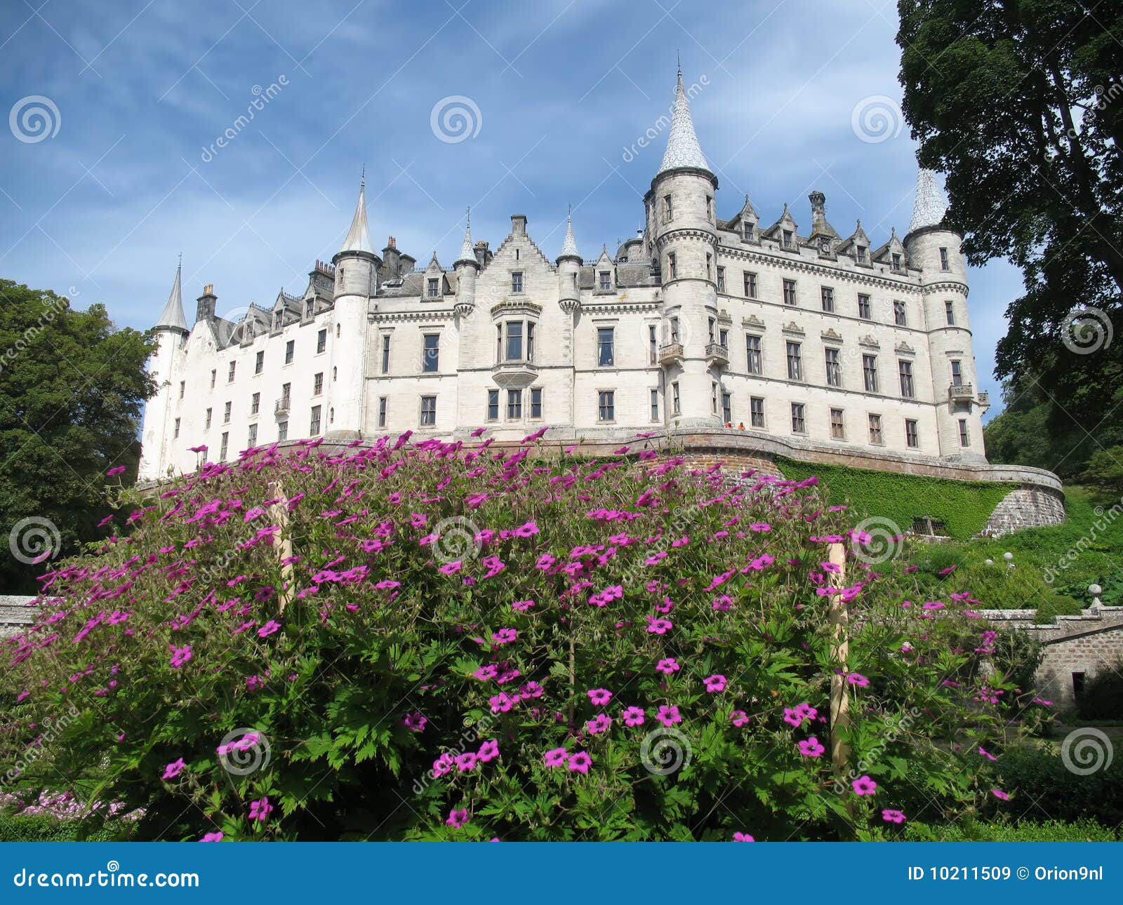 Dunrobin Castle stock image. Image of picturesque, flowers - 10211509