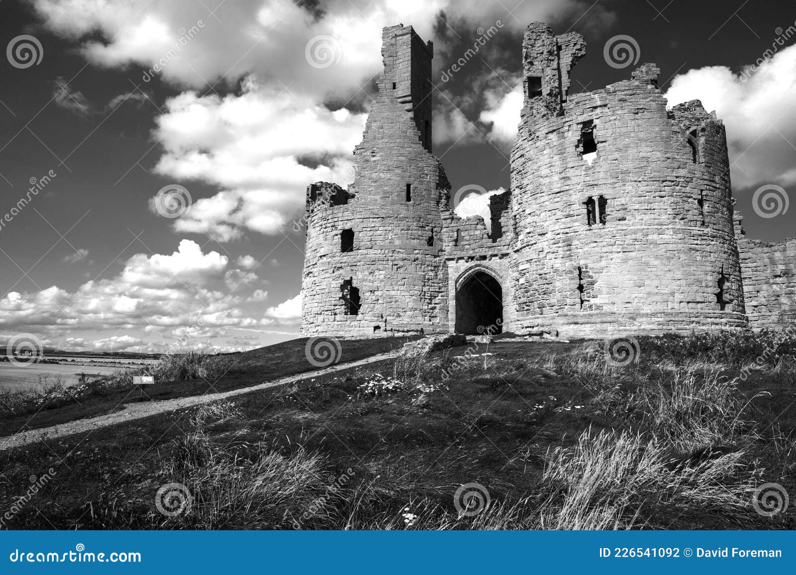 Dunstanburgh Castle editorial photography. Image of castle - 226541092
