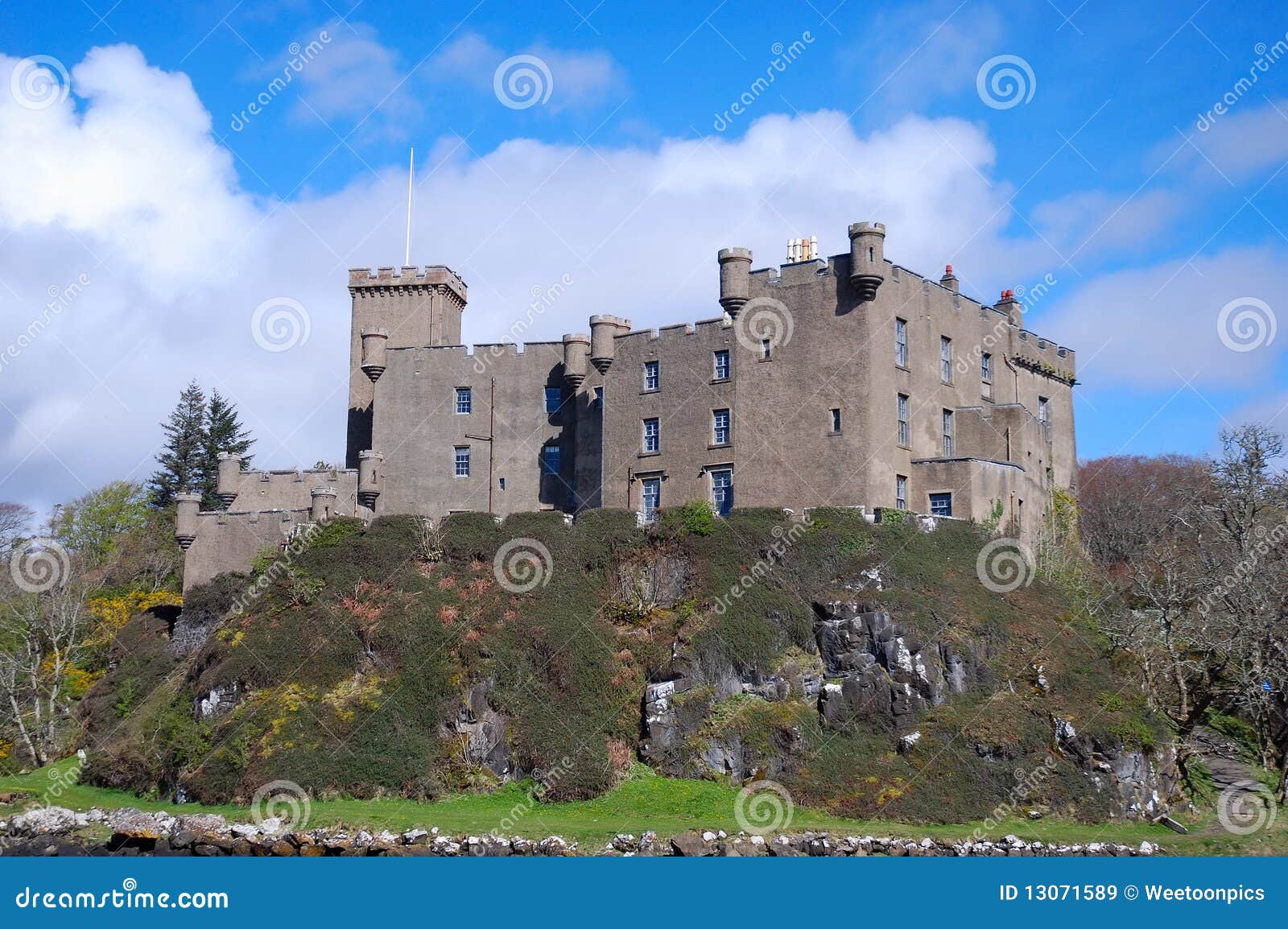 Dunvegan Castle. stock image. Image of blue, building - 13071589