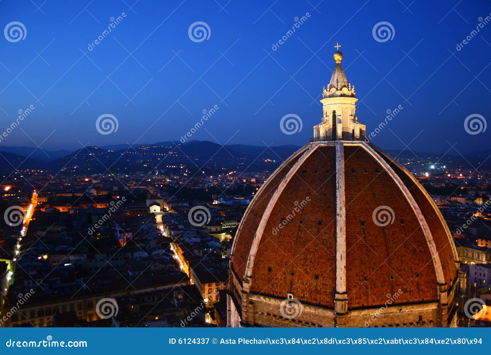 Duomo a Firenze alla notte immagine stock. Immagine di particolare ...