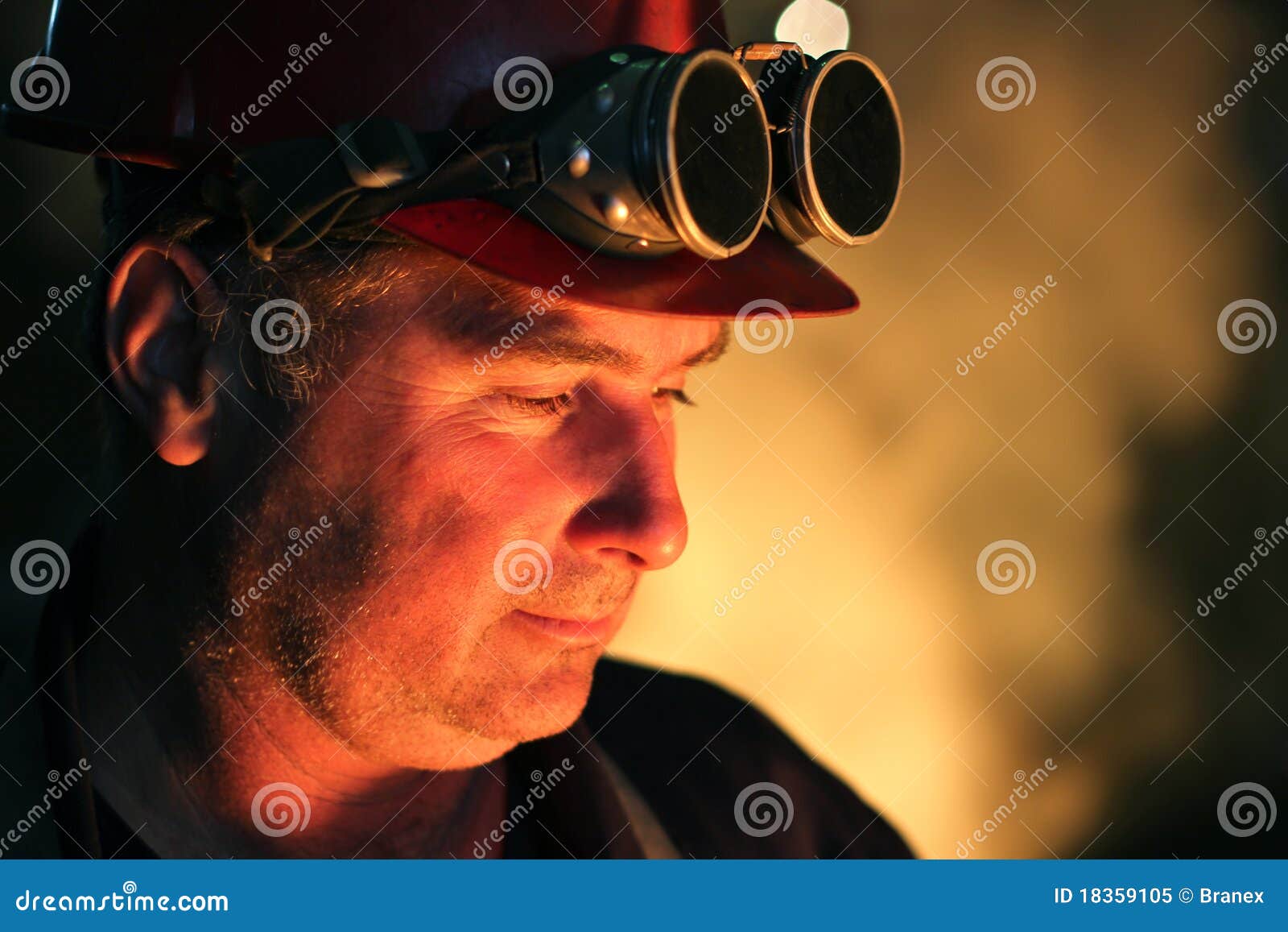 Dur Labeur Dans La Fonderie Image stock - Image du changer, fuite: 18359105