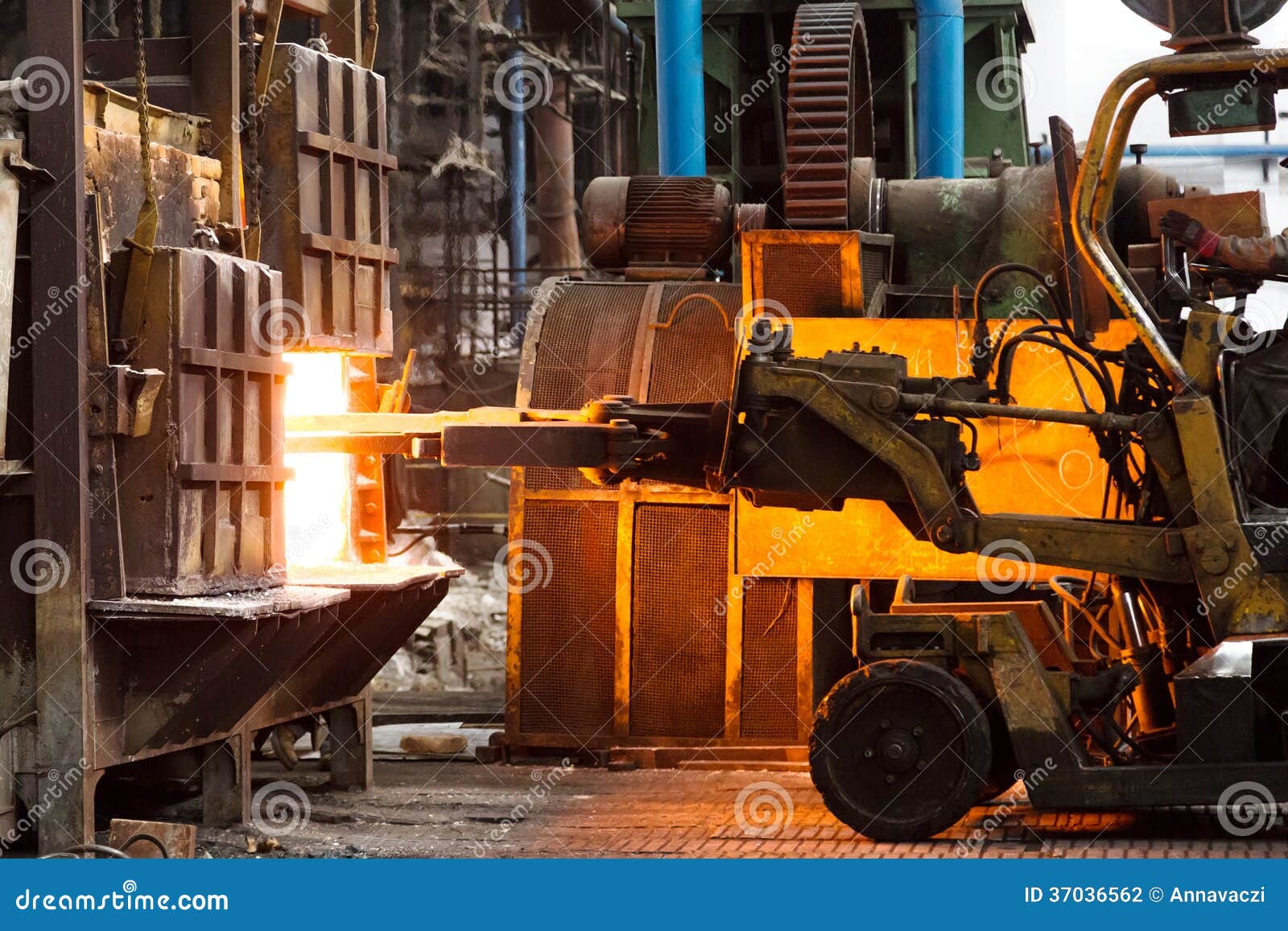 Dur labeur dans une usine photo stock. Image du fabrication - 37036562
