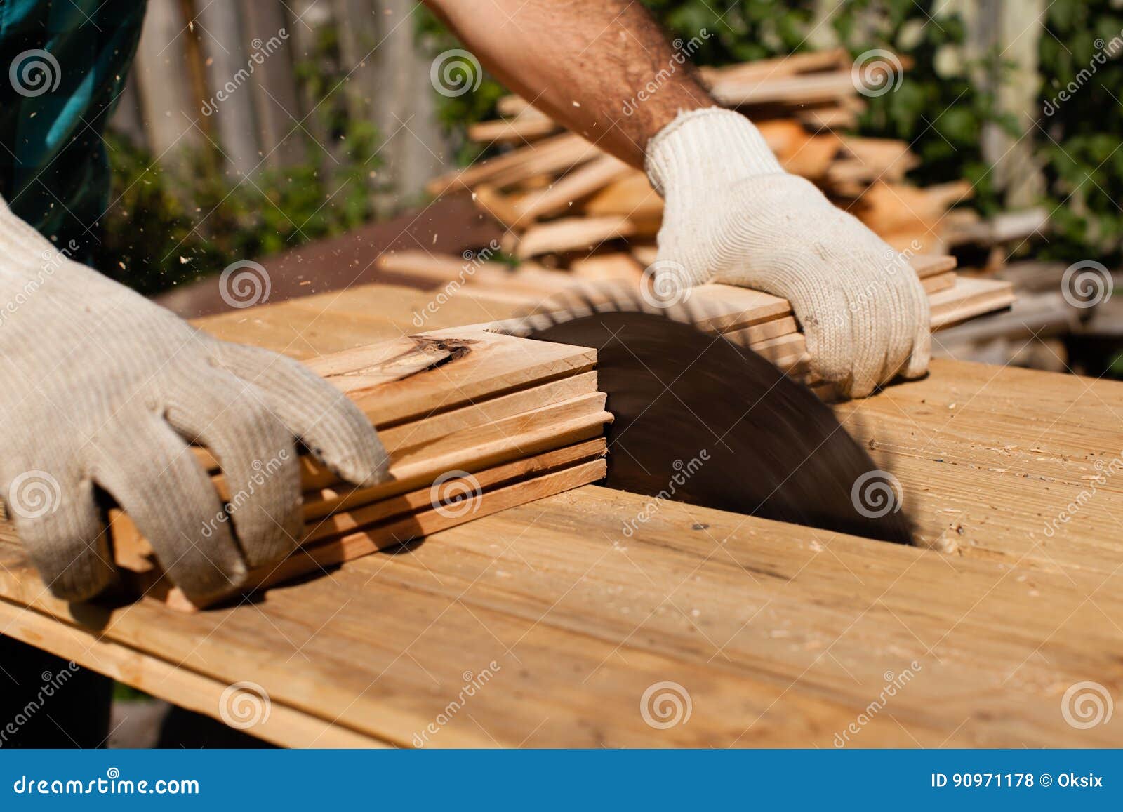 Dur labeur sur la scierie photo stock. Image du exactitude - 90971178