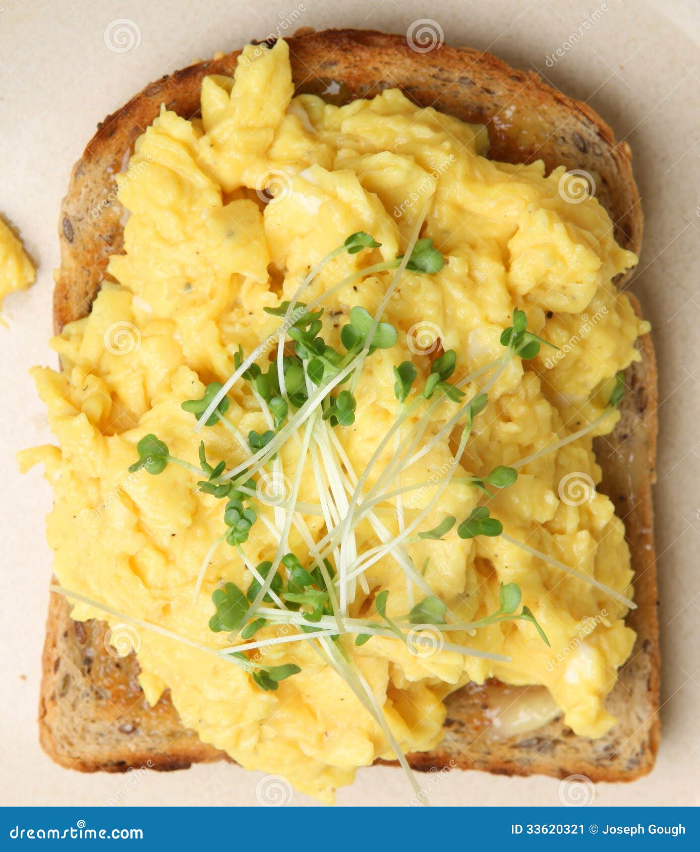 Durcheinandergemischte Eier Auf Toast Von Oben Stockbild - Bild von ...