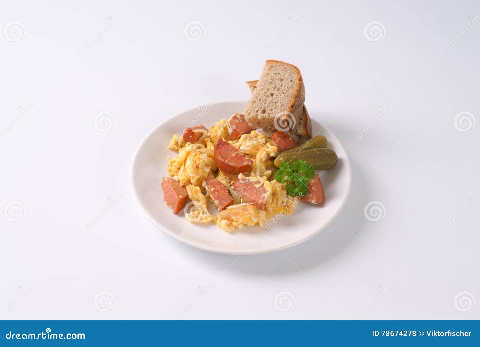 Durcheinandergemischte Eier Mit Wurst Stockfoto - Bild von teller ...