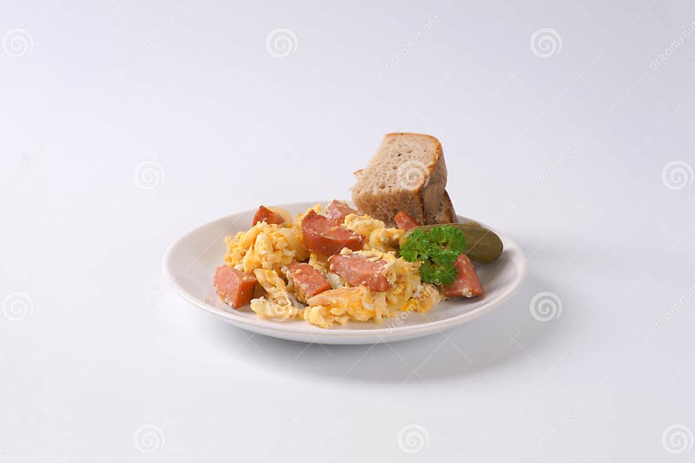 Durcheinandergemischte Eier Mit Wurst Stockfoto - Bild von scheibe ...