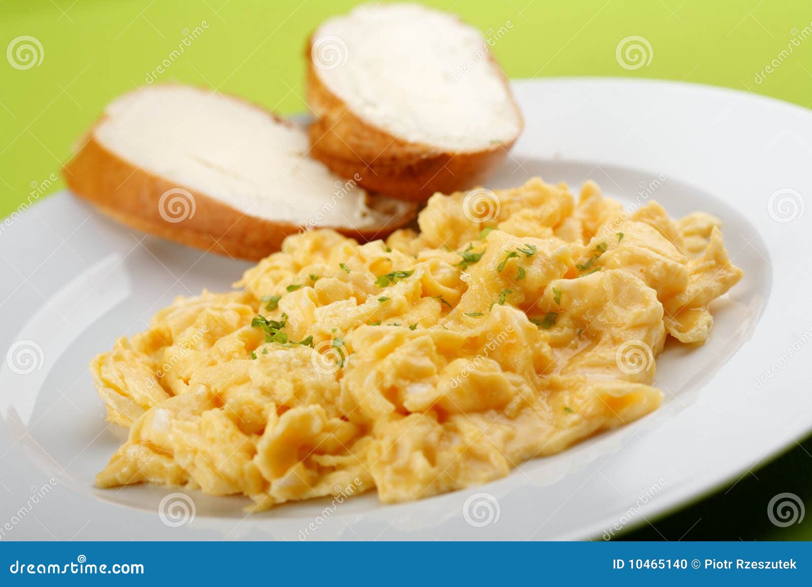 Durcheinandergemischte Eier Und Brot Mit Butter Stockfoto - Bild von ...