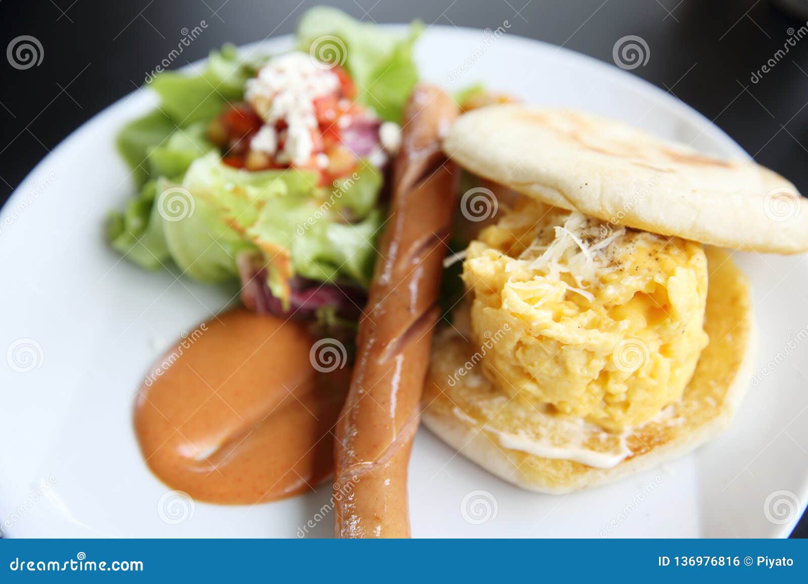 Durcheinandergemischtes Ei Mit Wurst Stockfoto - Bild von ...