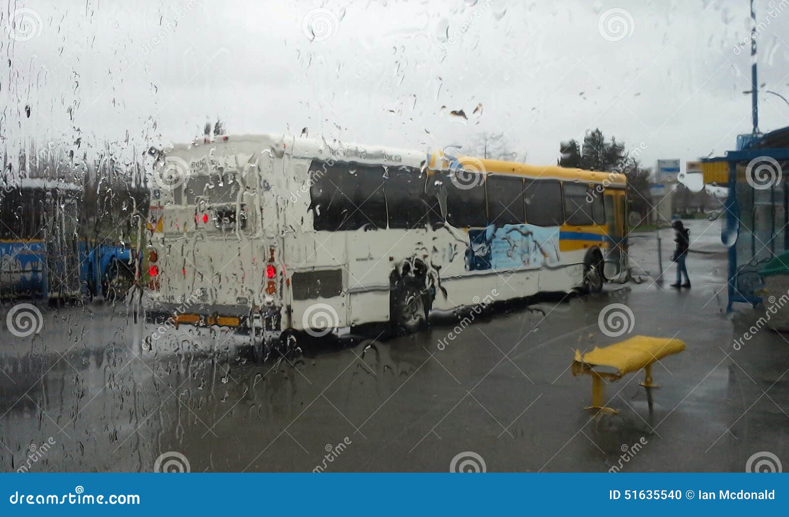 Durchfahrt-Bus im Regen redaktionelles bild. Bild von orion - 51635540