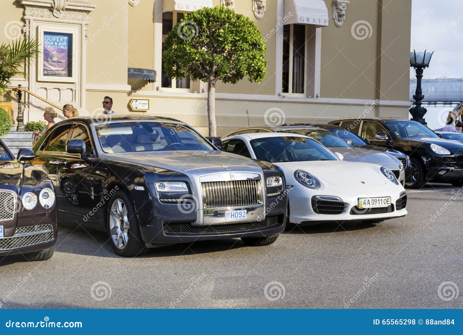 Dure auto's op de straat redactionele stock foto. Image of brandstof ...