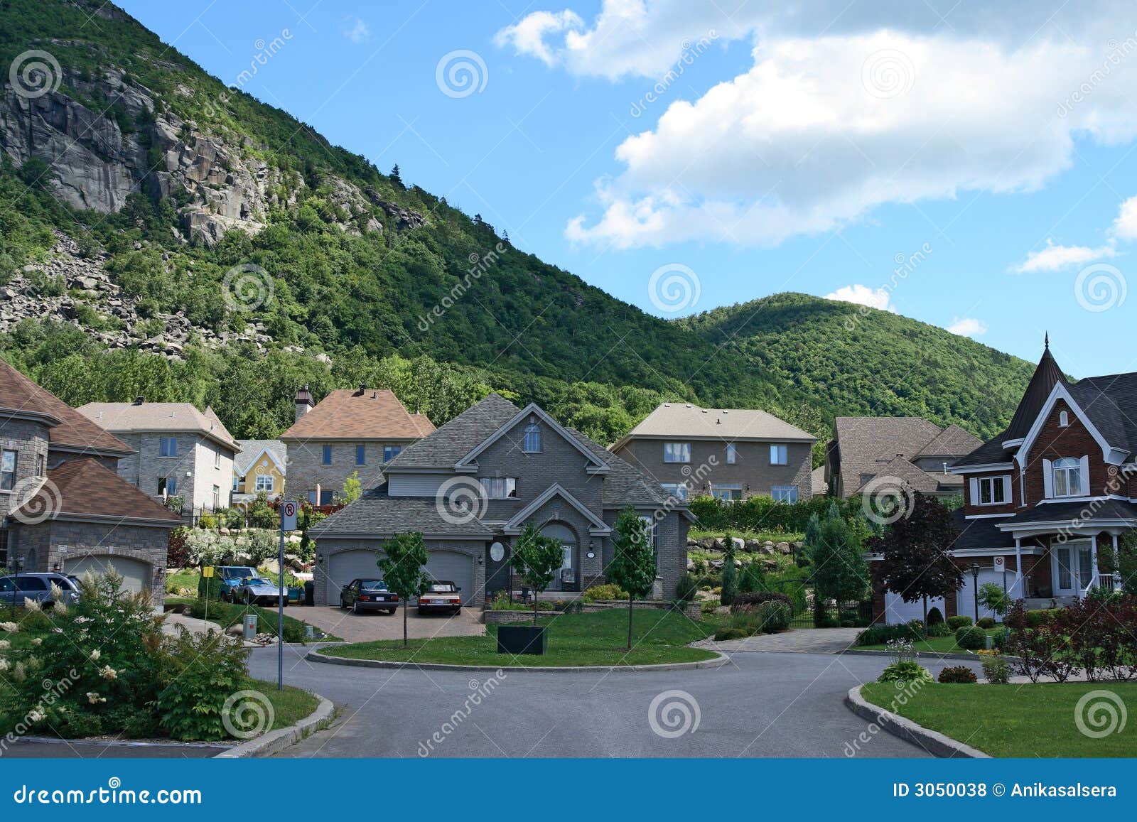 Dure huizen dichtbij berg stock foto. Image of berg, plattelandshuisje ...