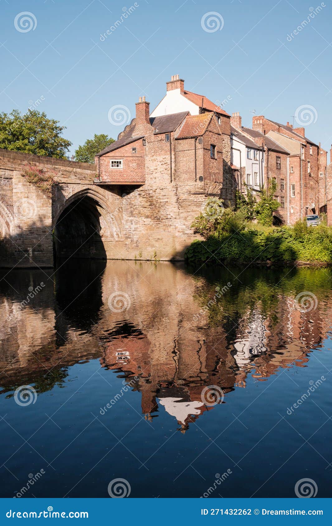 Durham Elvet Bridge on a Warm Sunny Day on the River Wear Editorial ...