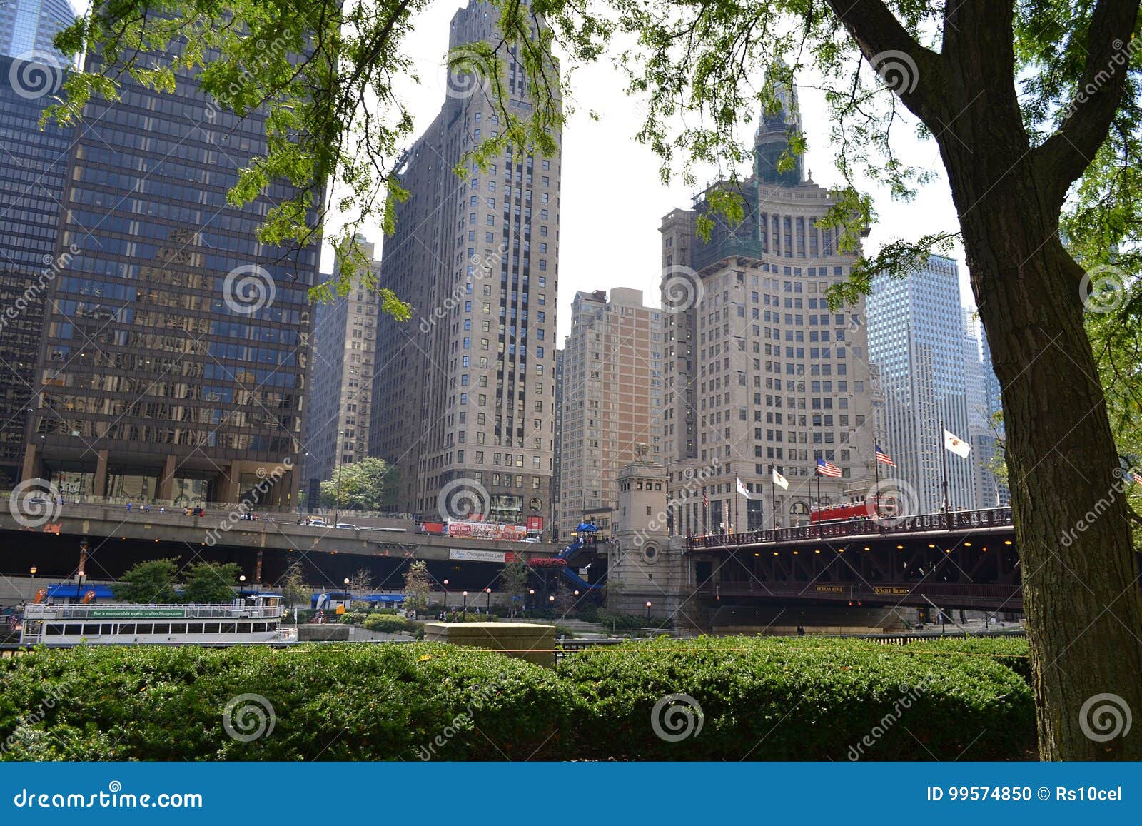 DuSable Bridge in Downtown Chicago Editorial Image - Image of human ...