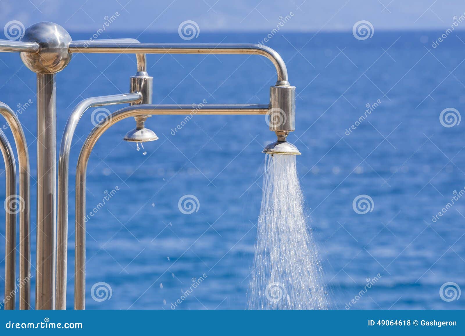 Dusche auf dem Strand stockfoto. Bild von ozean, lebensstil - 49064618