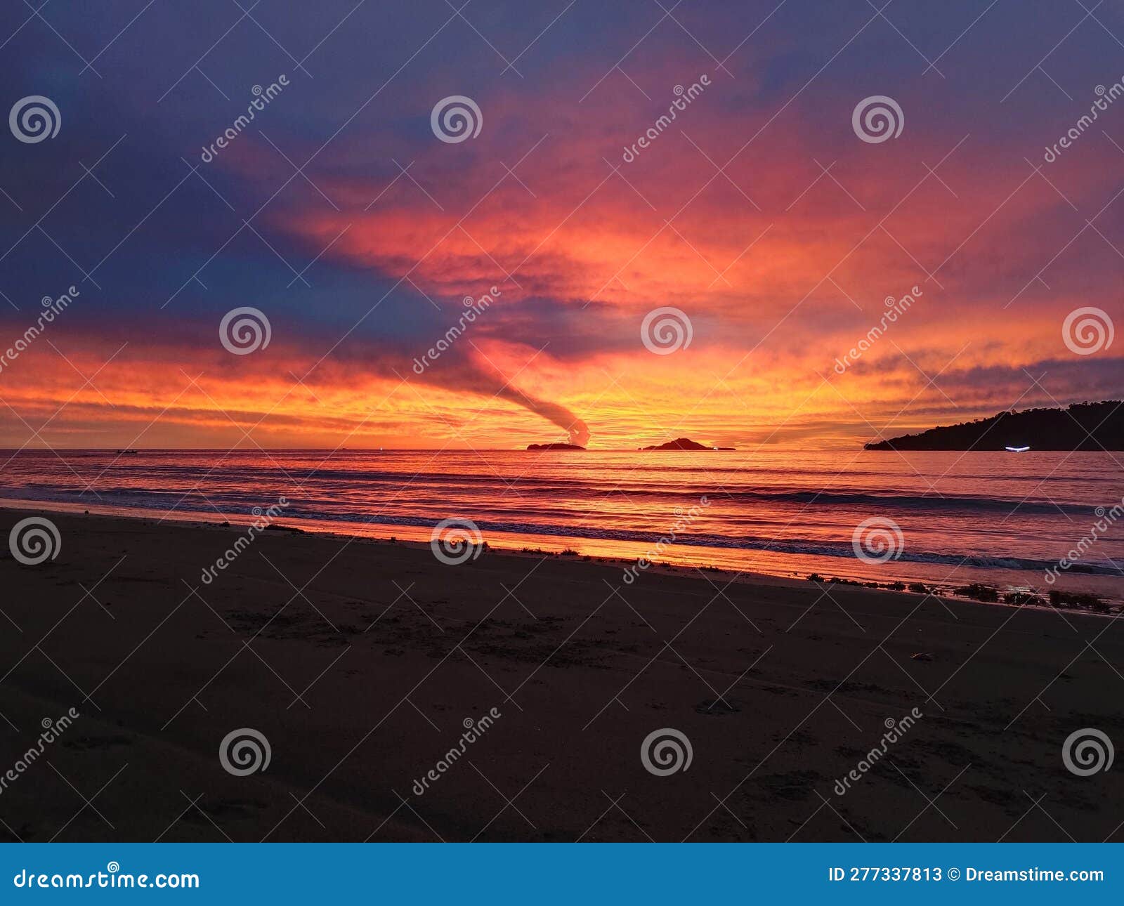 Dusk Produces a Deep Orange Color Stock Image - Image of ocean, deep ...