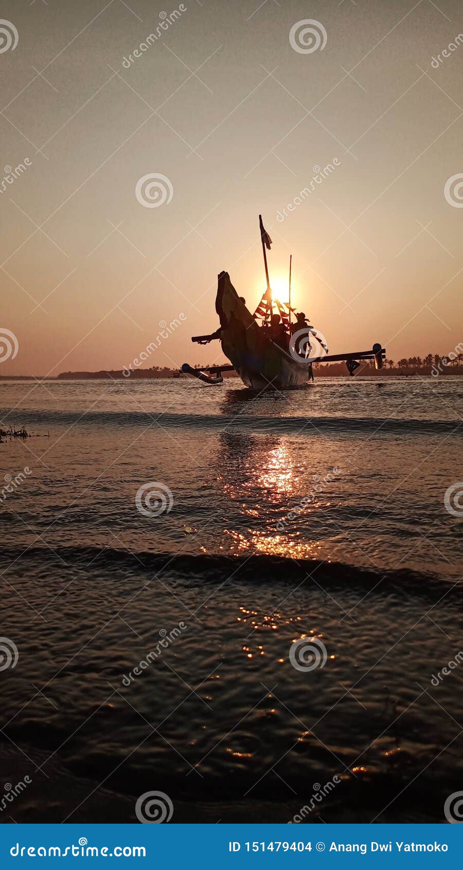 Dusk when the Sun Sets on the Edge of a Romantic Beach Lagoon while ...