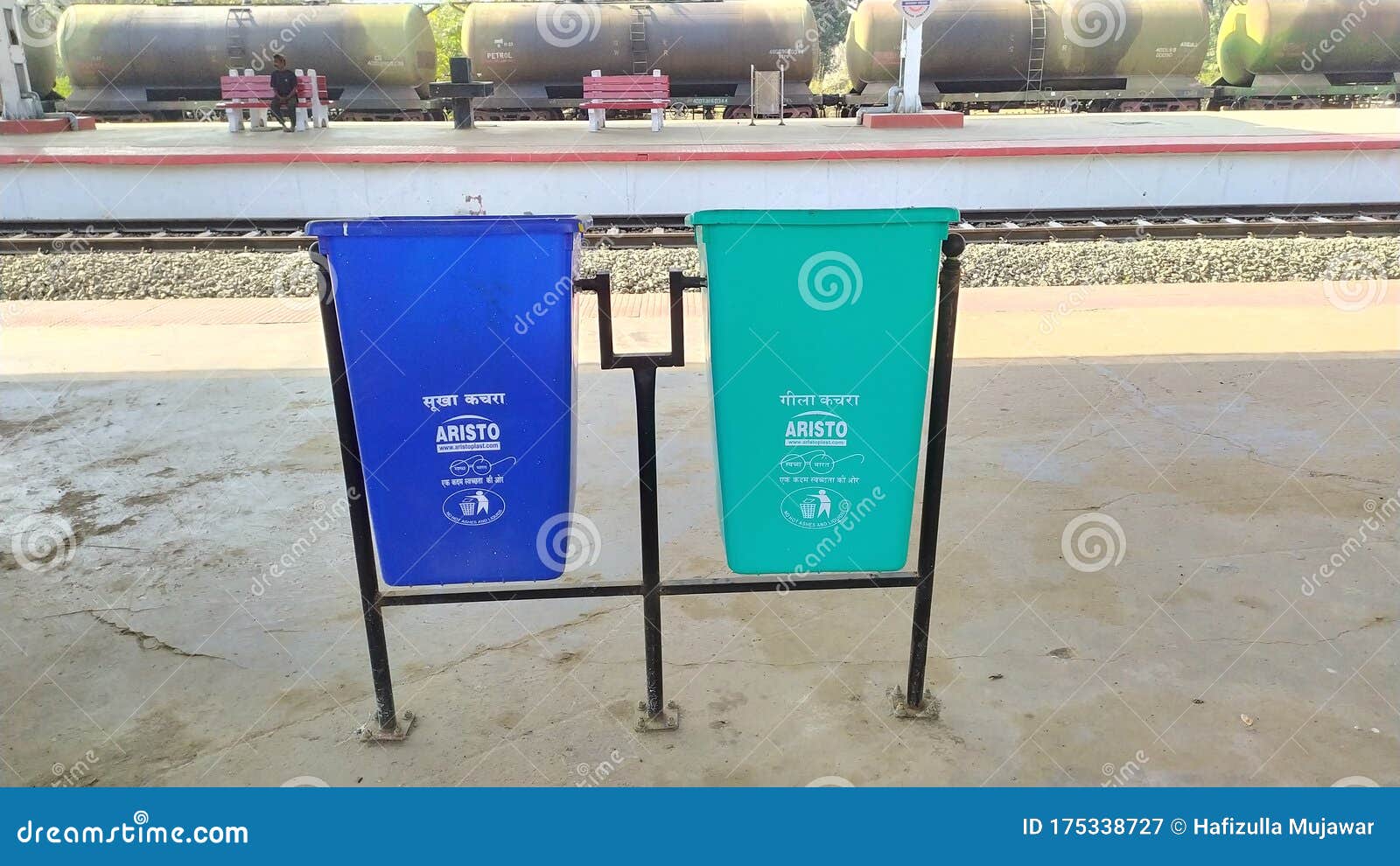 Dustbin in railway station editorial photography. Image of walk - 175338727