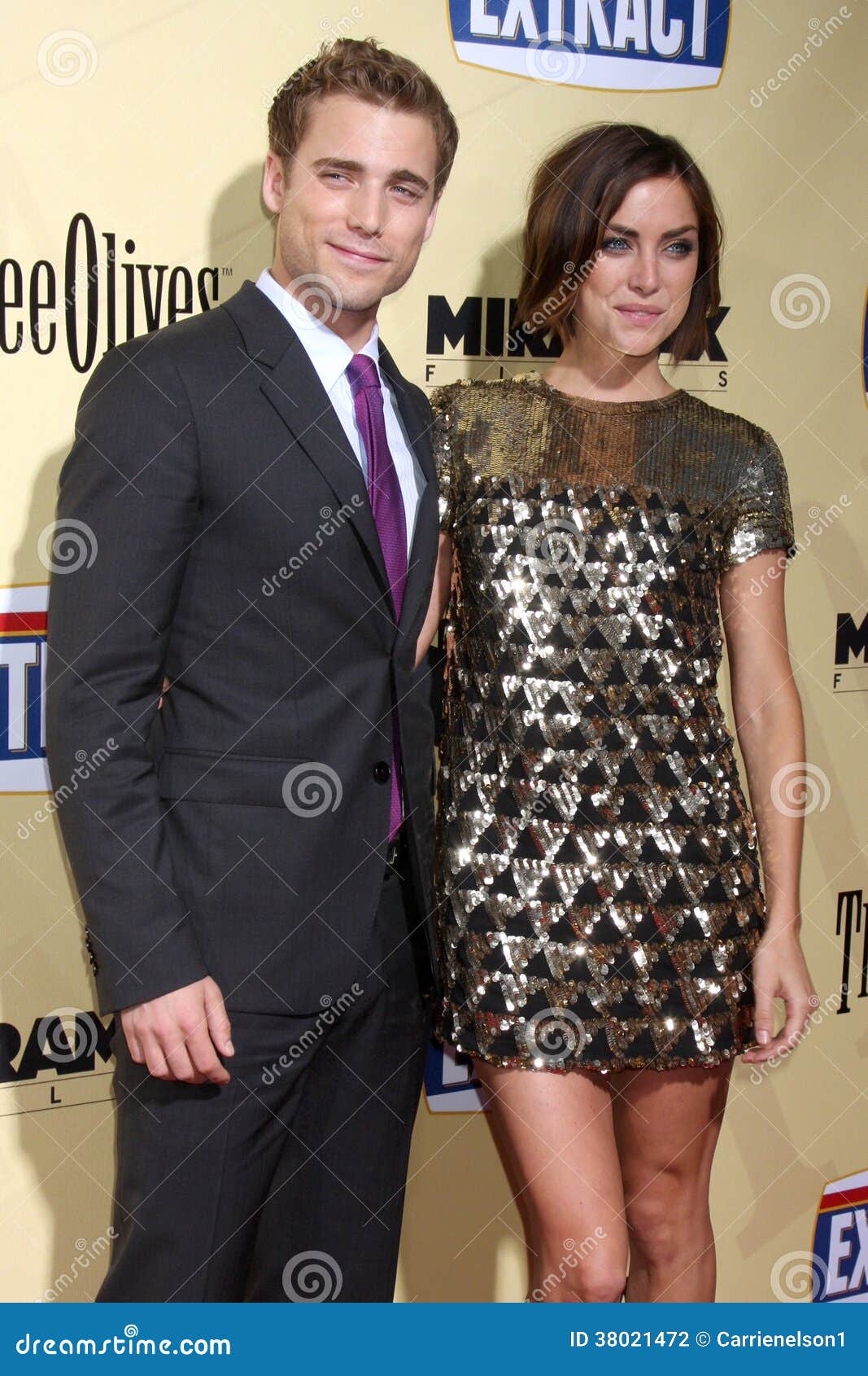 Jessica Stroup E Dustin Milligan Si Frequentano Dustin Milligan